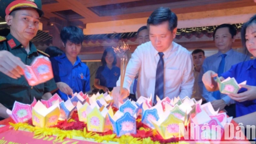Rinden homenaje a mártires y héroes en provincia vietnamita de Quang ...