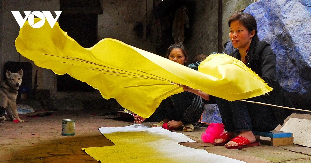 Vitalidad de aldea de fabricación tradicional de abanicos de papel de ...