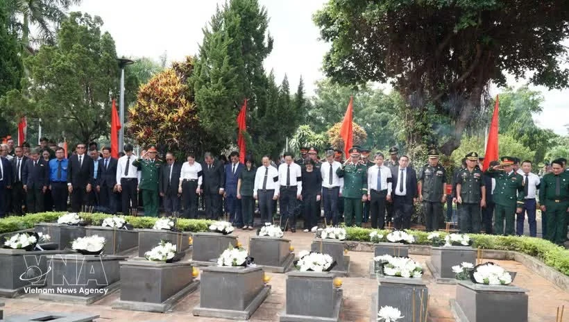 Efectúan homenaje póstumo a 18 mártires vietnamitas caídos en Camboya