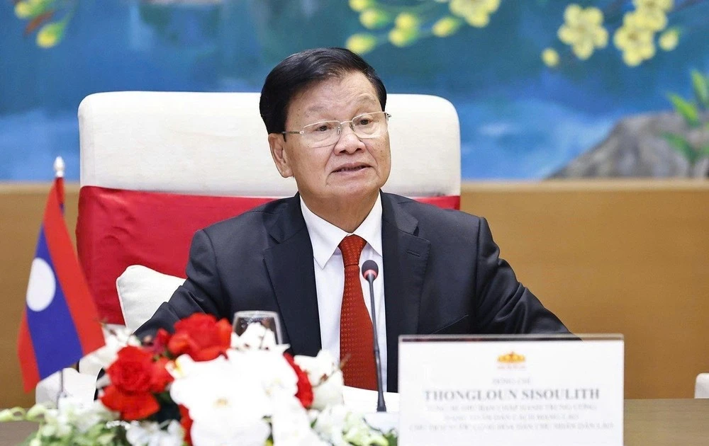 Líder laosiano elogia grandes logros de Vietnam durante 80 años bajo ...