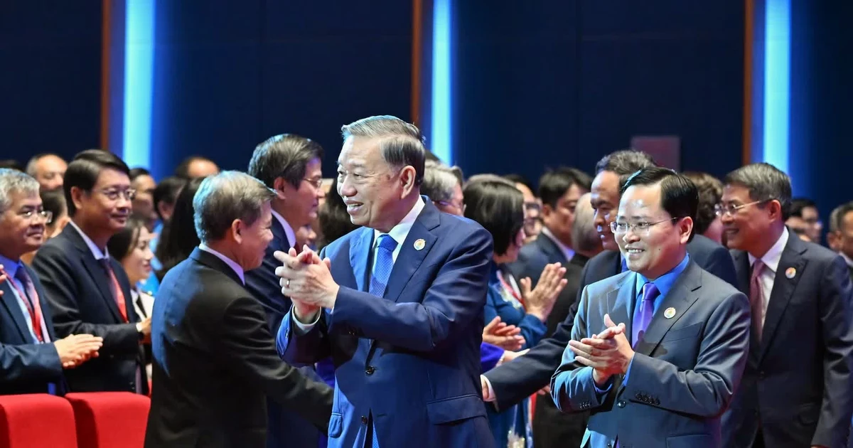 [Foto] Máximo dirigente asiste al XIV Congreso de Sindicatos de Vietnam